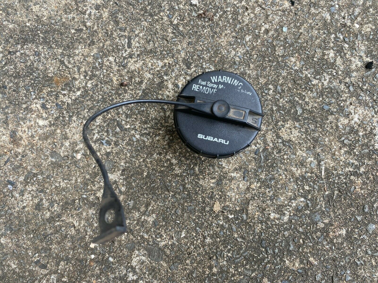 OEM Subaru Forester SF 1998 - 2002 Petrol Lid Cover Flap Fuel Screw Ca ...